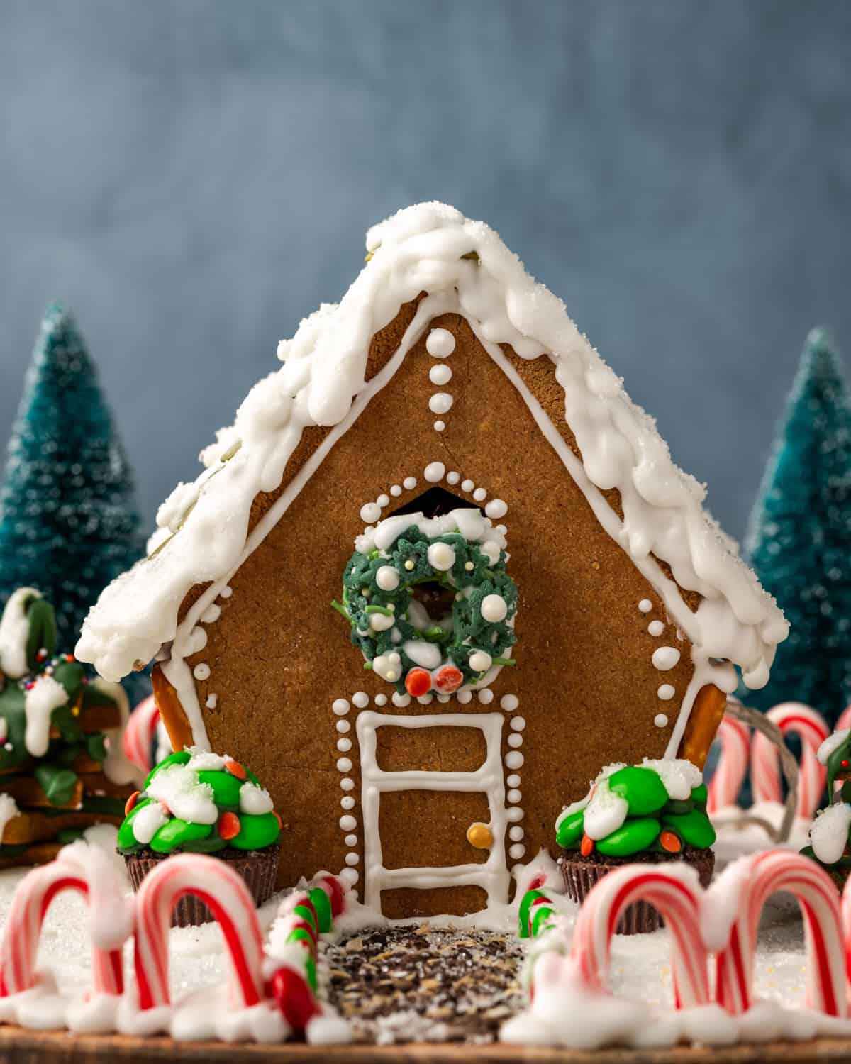 10 Spectacular Gingerbread House Decorating Ideas for Christmas - ZEN ...